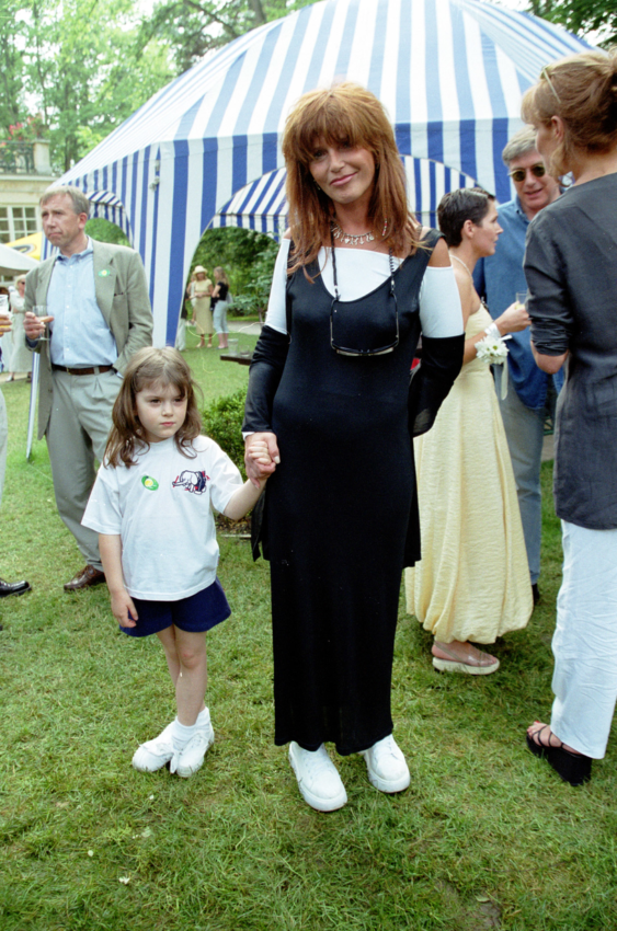 Ewa Sałacka. Tak dziś wygląda córka zmarłej aktorki. Odziedziczyła po ...